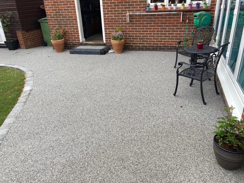 Resin Bound Patio with a Paved Border in Park Farm, Ashford - JD ...